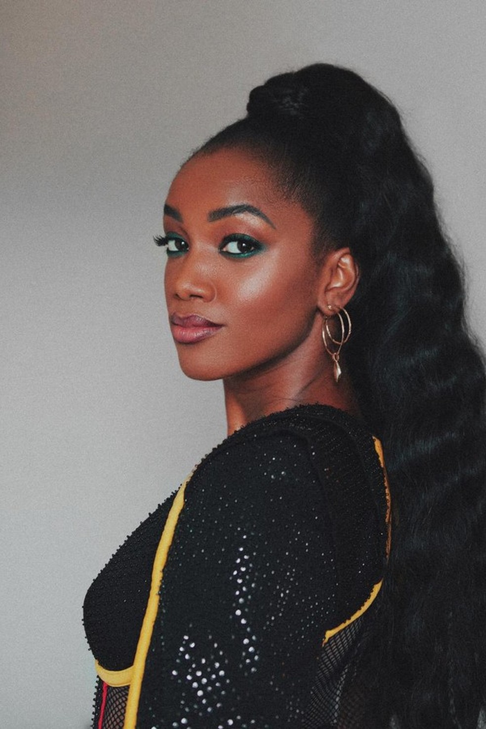 Uau! Iza usa body de paetê para show no Lollapalooza