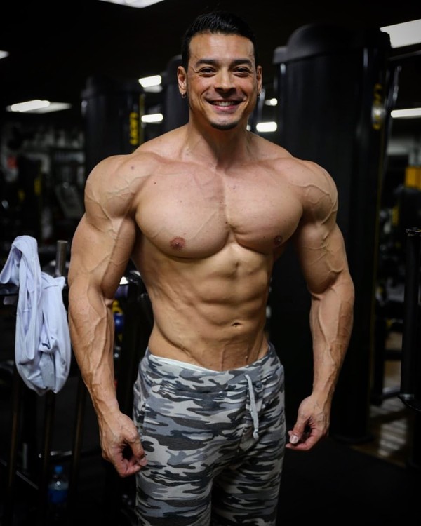 Felipe Franco exibe shape com veias saltadas