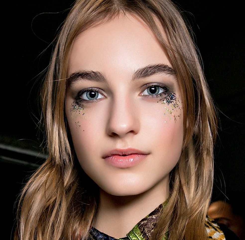 Glitter tears é a nova tendência de maquiagem com foco no olhar