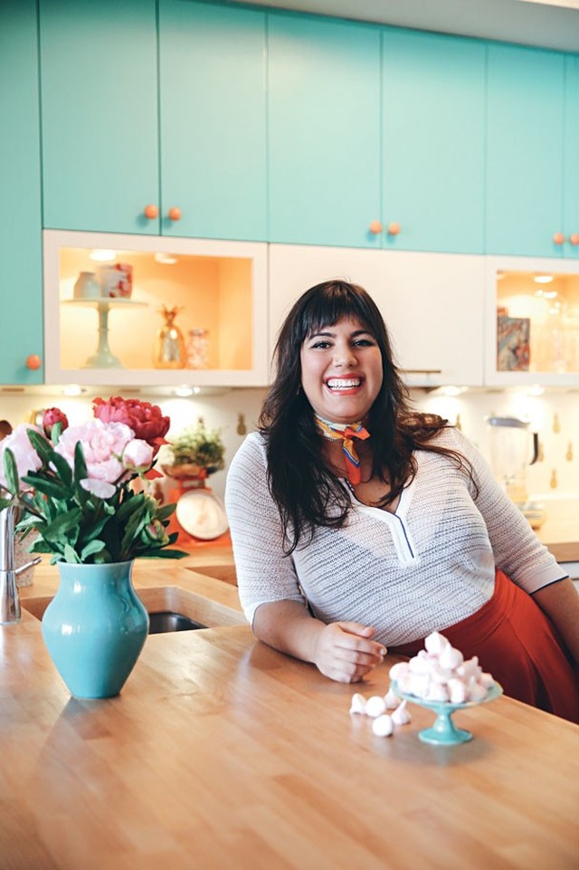 Decoração: muitas cores e ar 50's alegram apartamento de Raiza Costa