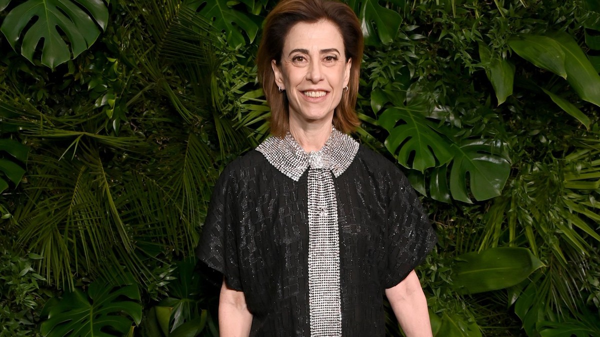 Fernanda Torres aposta em look grifado com gravata rara de R$ 116 mil