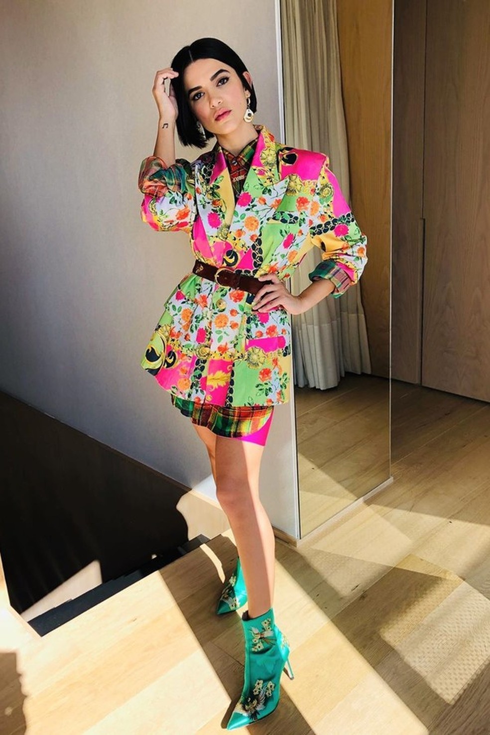 Manu Gavassi posa supercolorida