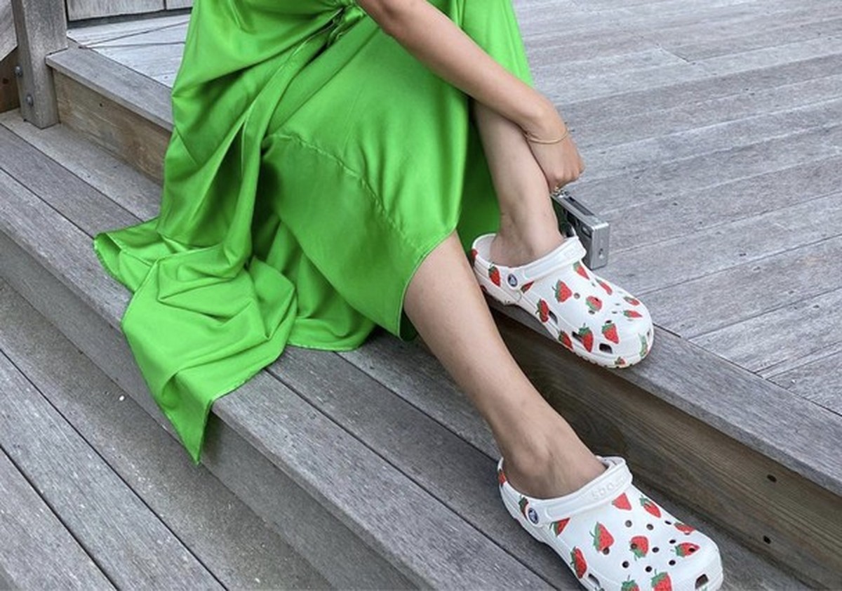 Veja looks com Crocs para você se inspirar - porque sim, ele está de volta