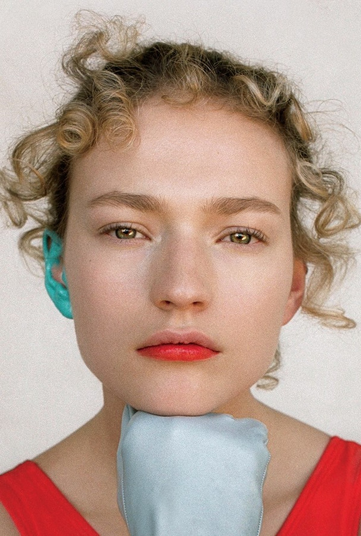 Frizz, sim! Penteados e truques para valorizar o cabelo arrepiado