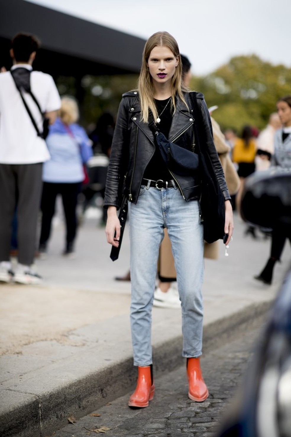 Living Coral: inspire-se com looks de street style na cor de 2019