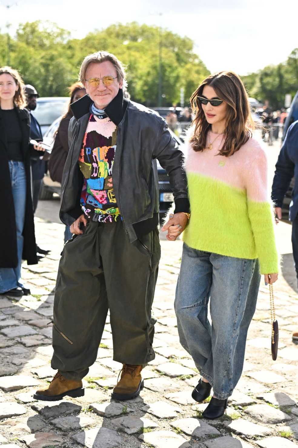 Daniel Craig surge irreconhecível em desfile de moda em Paris