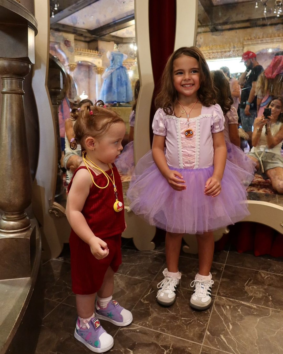 Carol Batista mostra as filhas se divertindo na Disney: 'Tudo por elas'