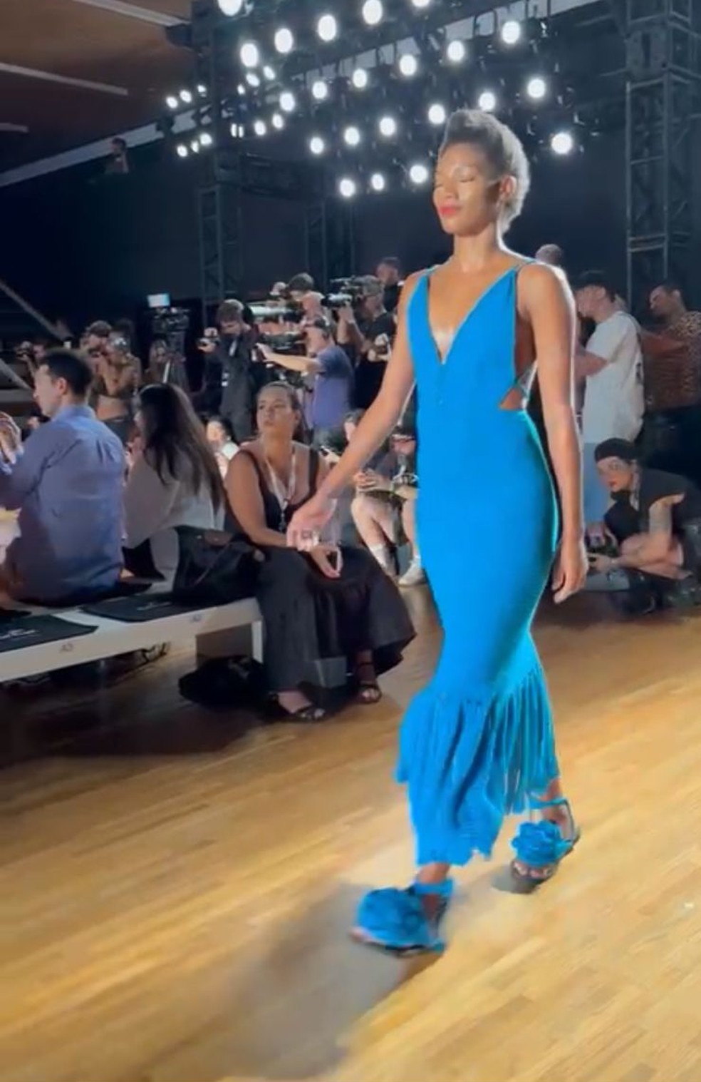 Tina Calamba desfila com cabelo natural pela primeira vez no SPFW ...