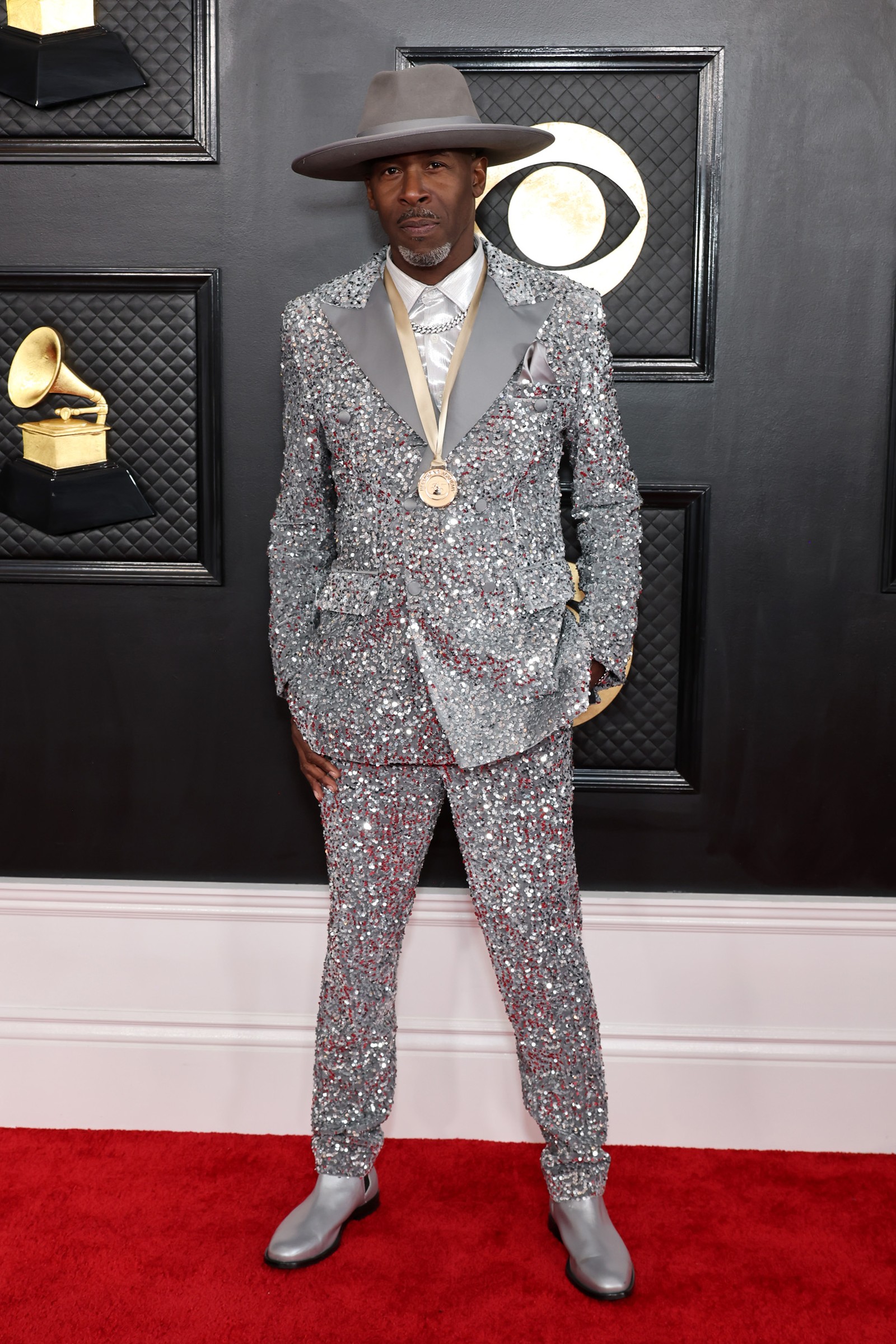 Look de Harry Styles no Grammy viraliza nas redes: 'Igual ao nosso tapete'
