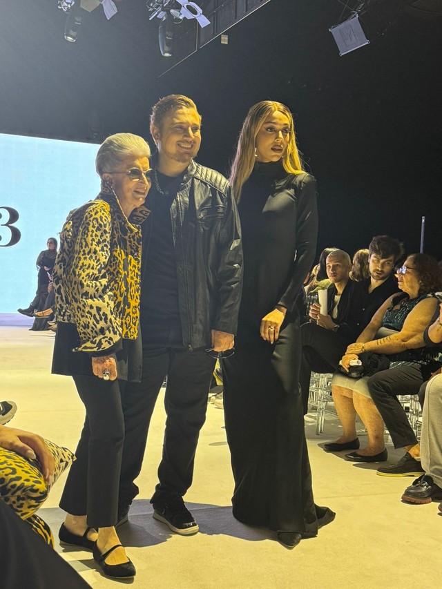 Erika Hilton encontra Glória Pires em desfile em SP