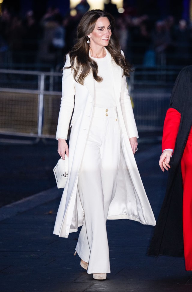 Kate Middleton elege look off-white sofisticado para evento natalino