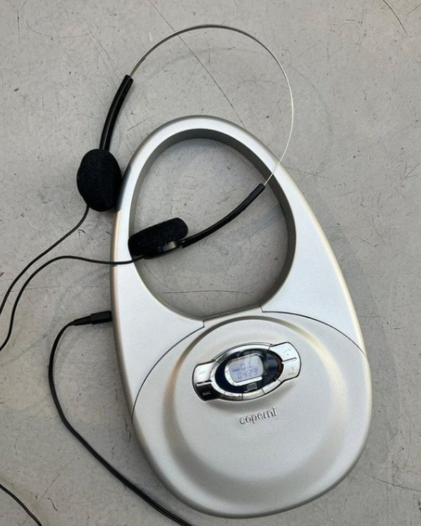 Dendezeiro e Coperni lançam bolsas inspiradas em discman em um revival ...