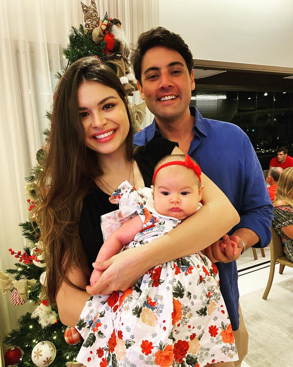 Bruno De Luca mostra foto do primeiro Natal com a mulher e a filha: 'Tô muito babão'