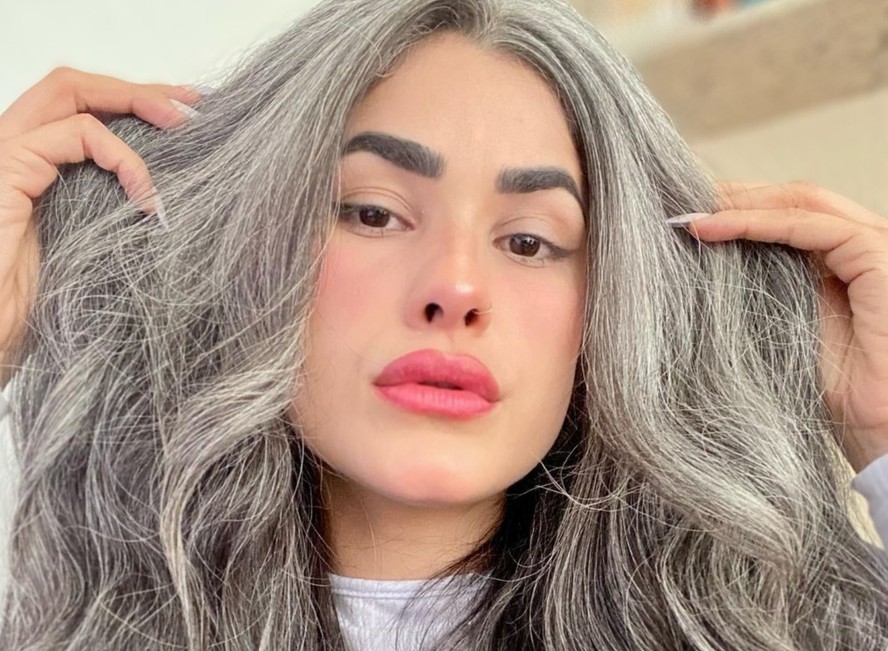 'Transição para o grisalho mudou a minha relação com o cabelo', diz ...