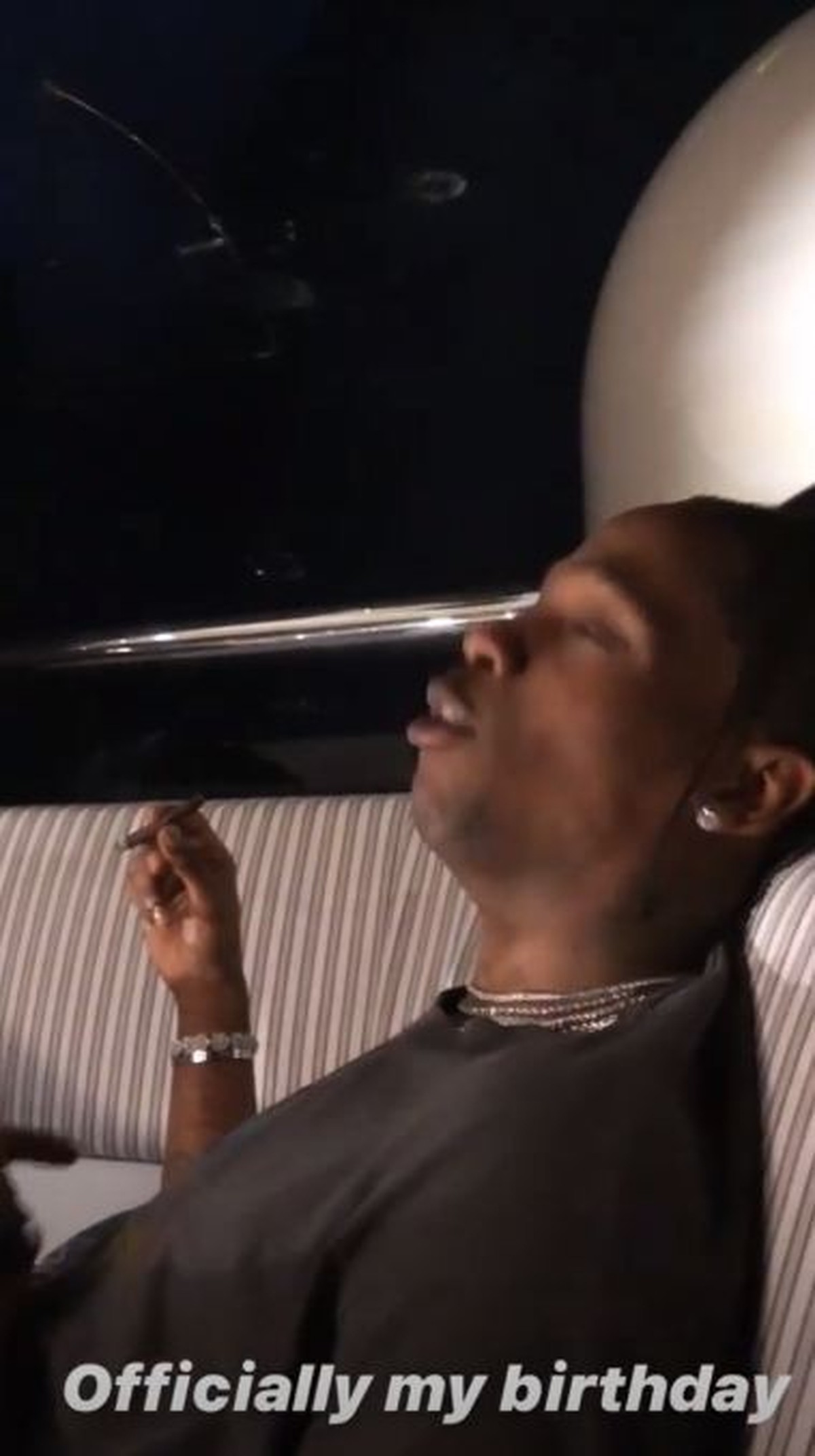 Travis Scott aparece segurando cigarrinho suspeito em aniversário de ...