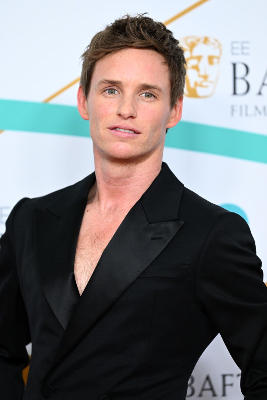 Eddie Redmayne chama atenção com look 'decotado' no BAFTA 2023