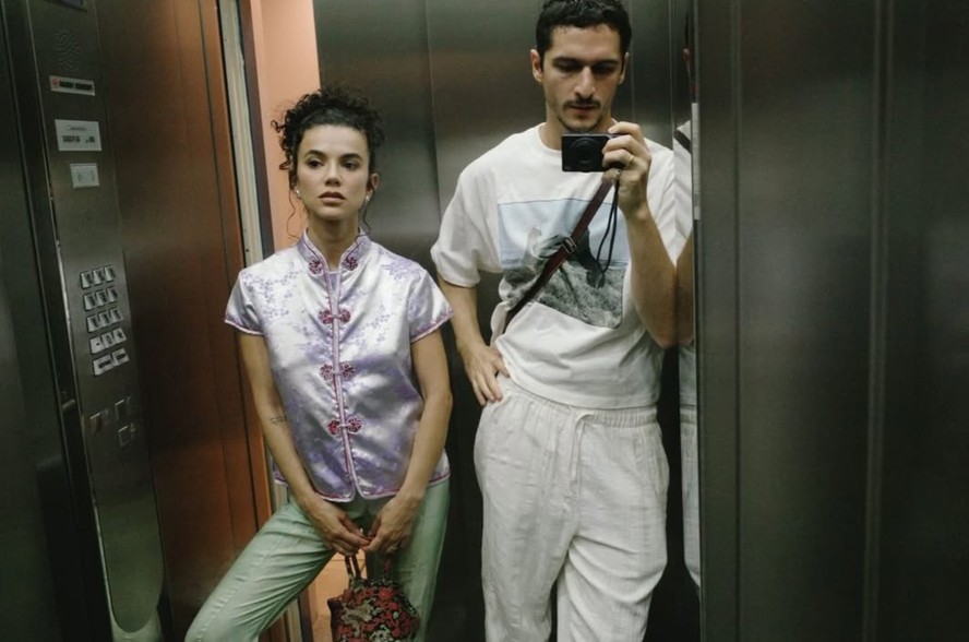 Manu Gavassi posa em clique raro com o noivo: 'Mi amor'