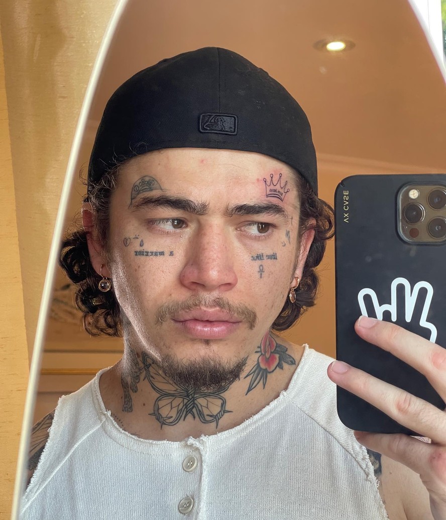 Whindersson Nunes exibe nova tatuagem no rosto; veja