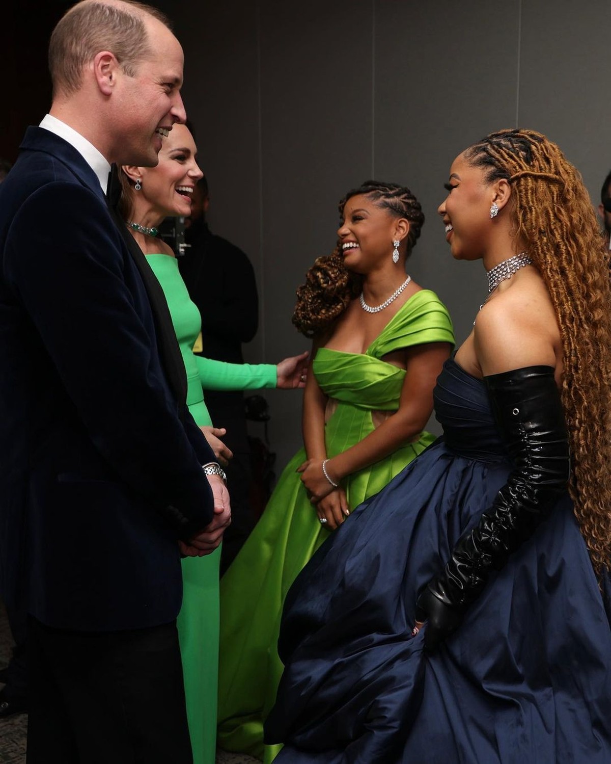Encontro de princesas: Kate Middleton conversa com Halle Bailey durante ...