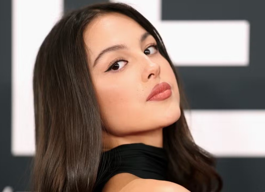 Olivia Rodrigo usou o tom de batom mais quente do momento no Grammy e ...