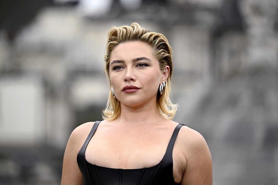 Florence Pugh aposta em conjunto de couro para divulgação de longa