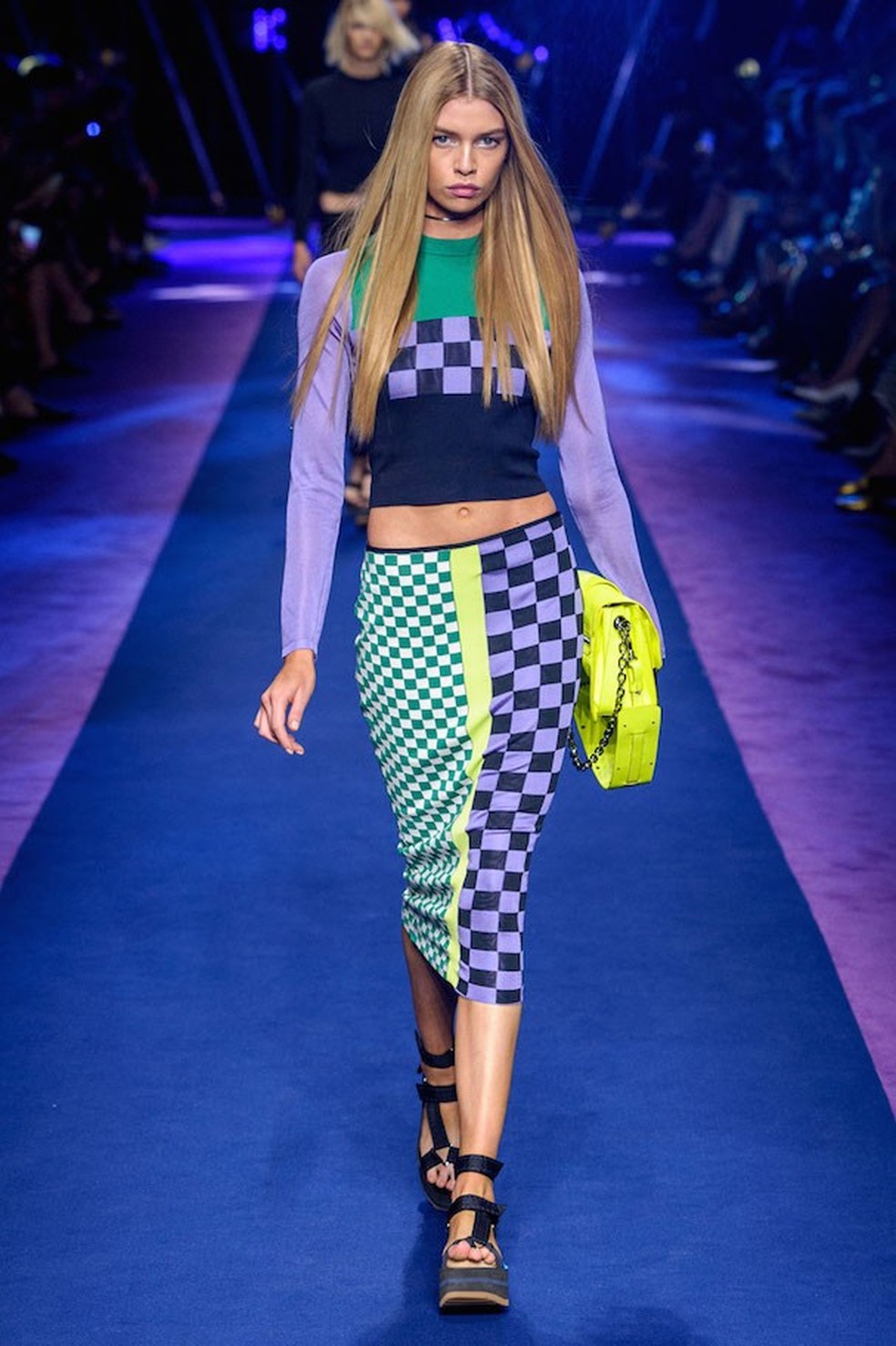 Versace desfila coleção de pegada esportiva; assista ao vídeo