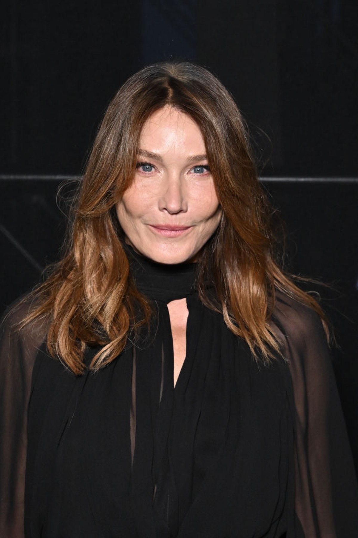 Carla Bruni esbanja beleza na primeira fila da Saint Laurent