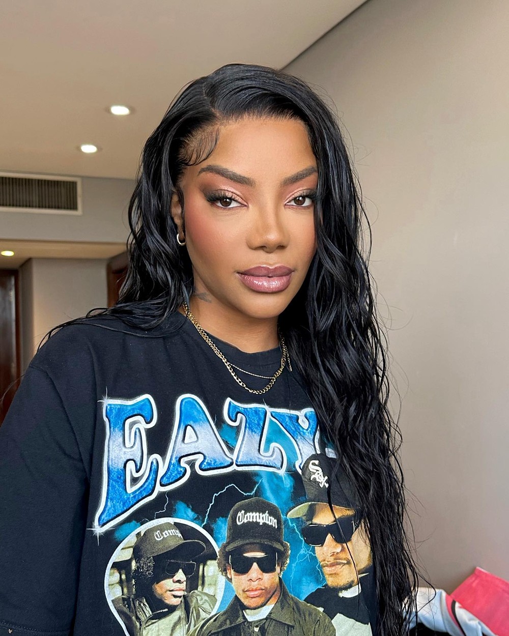 Ludmilla exibe curvas em cenário paradisíaco e para a web