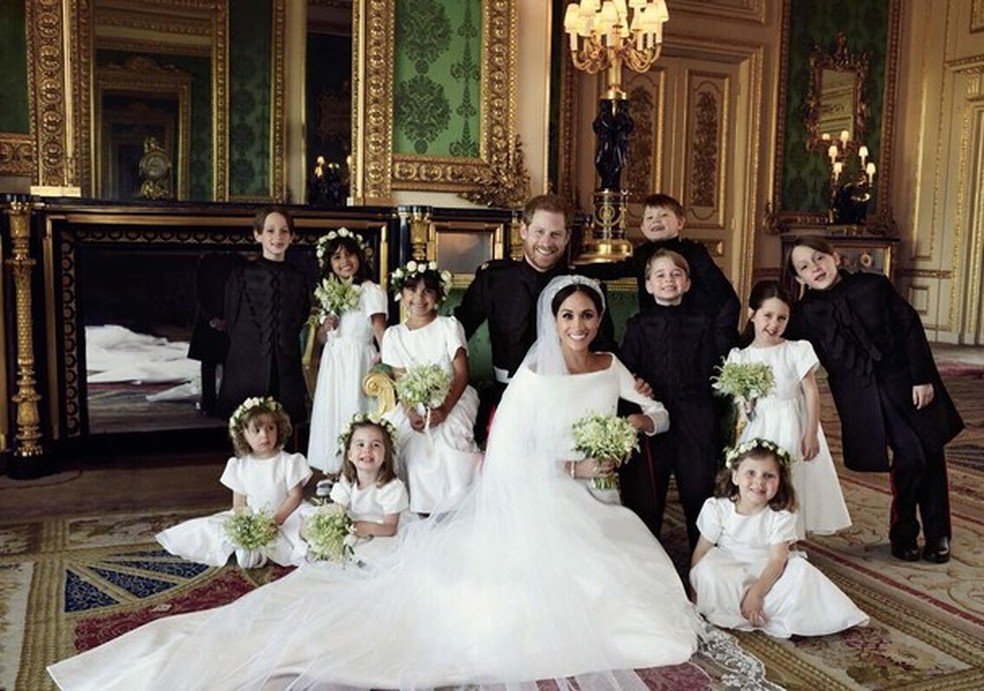 Harry e Meghan aparecem em fotos oficiais da família reunida após casamento