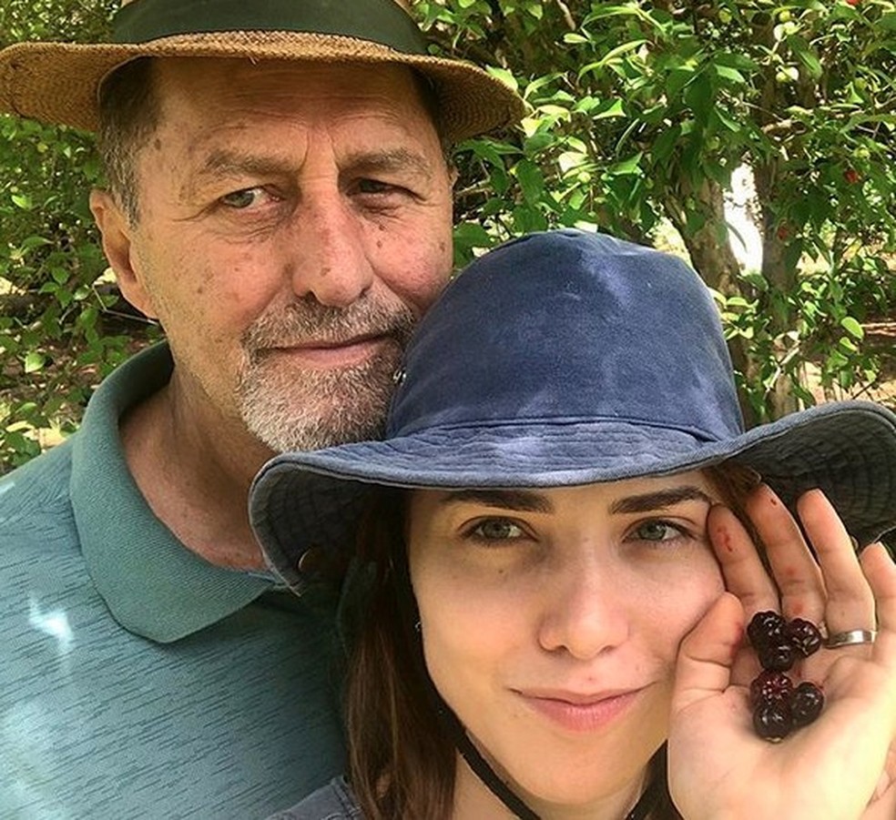 Leticia Colin colhe pitanga no interior de São Paulo