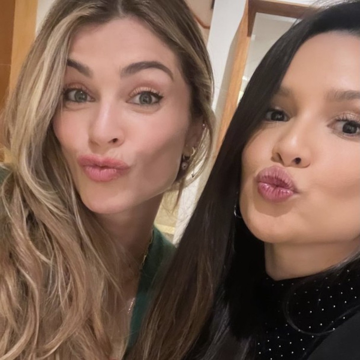 Juliette Freire Posa Com Grazi Massafera Energia Boa