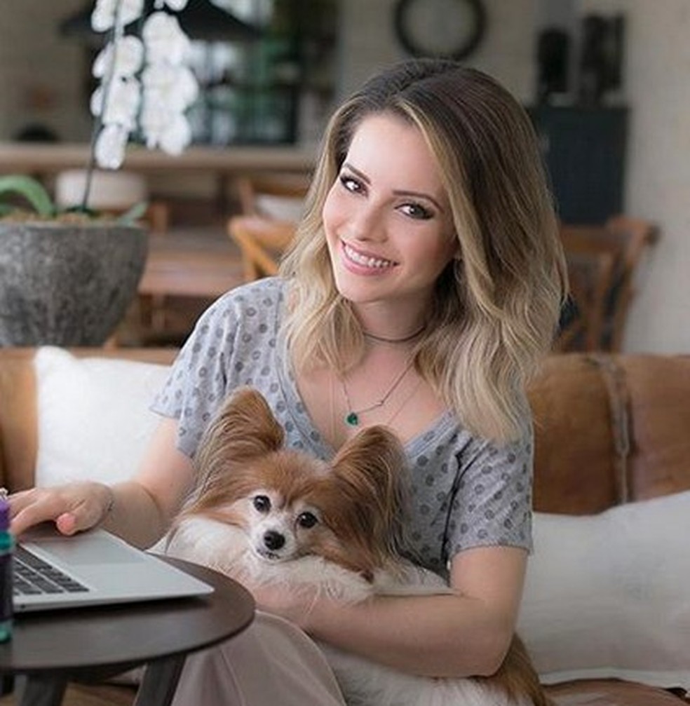 Sandy mostra clique em casa com Zelda, pet da fmília
