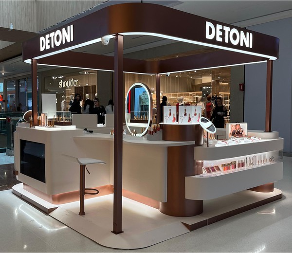 Detoni Beauty, marca de maquiagem brasileira e vegana, promete abrir novas lojas até 2025