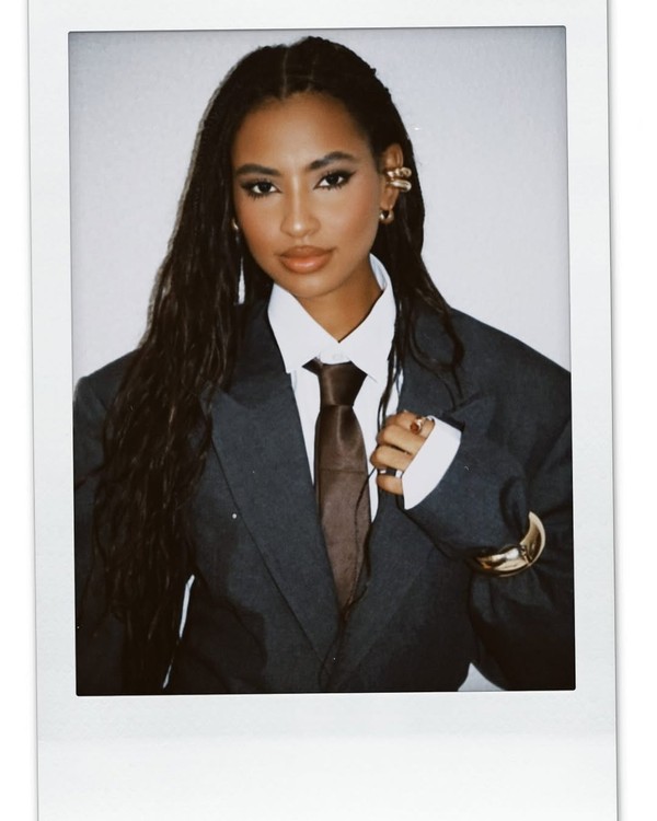 Gabz aposta no estilo office girl e recebe elogios de Sabrina Sato