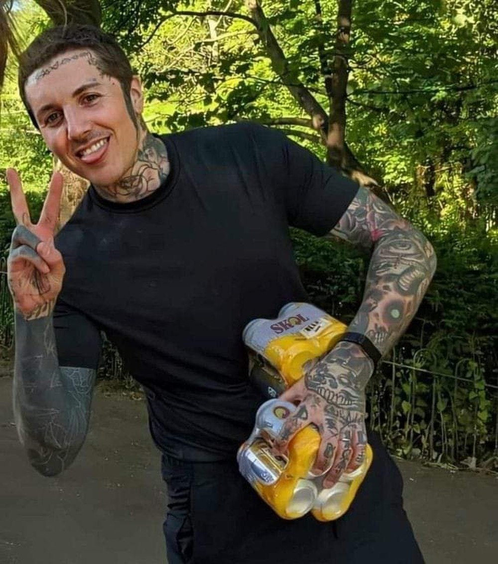 Oliver Sykes, do Bring Me The Horizon, é flagrado em fila de lanchonete ...