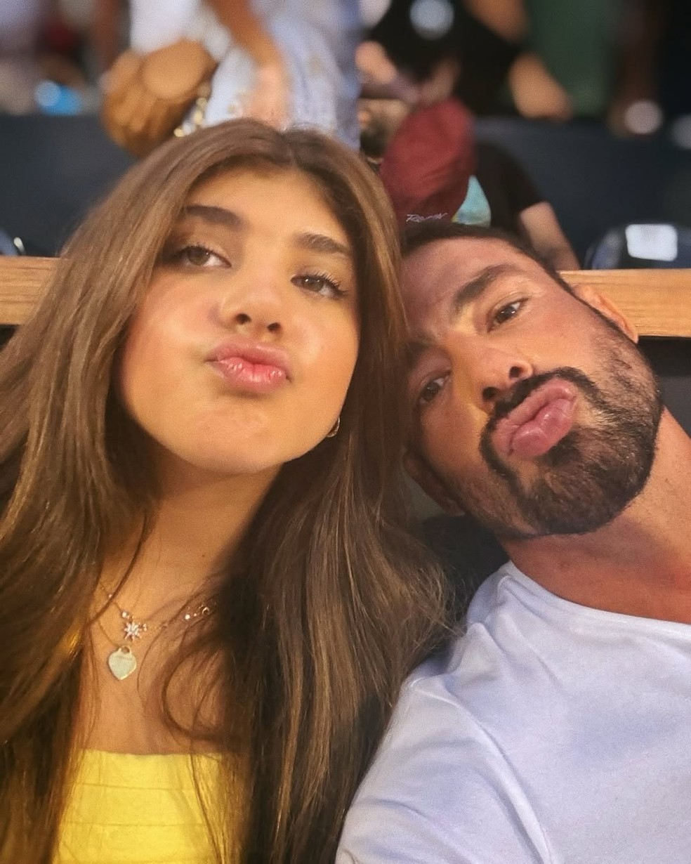 Cauã Reymond posta clique inédito com a filha e impressiona fãs: 'Cresceu'