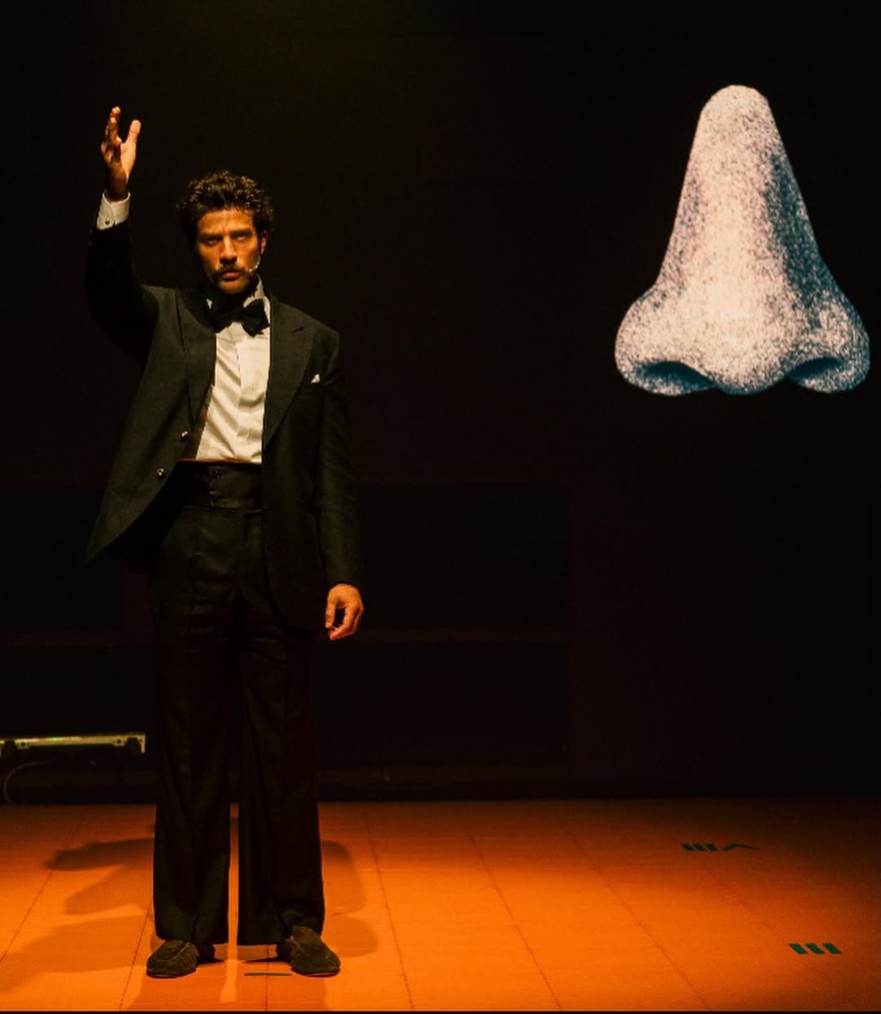 Laura Neiva se declara para Chay Suede após estreia do ator no teatro ...