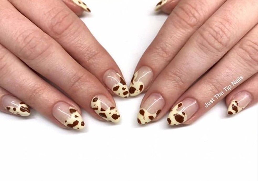 Nail art de vaca ganha versão marrom