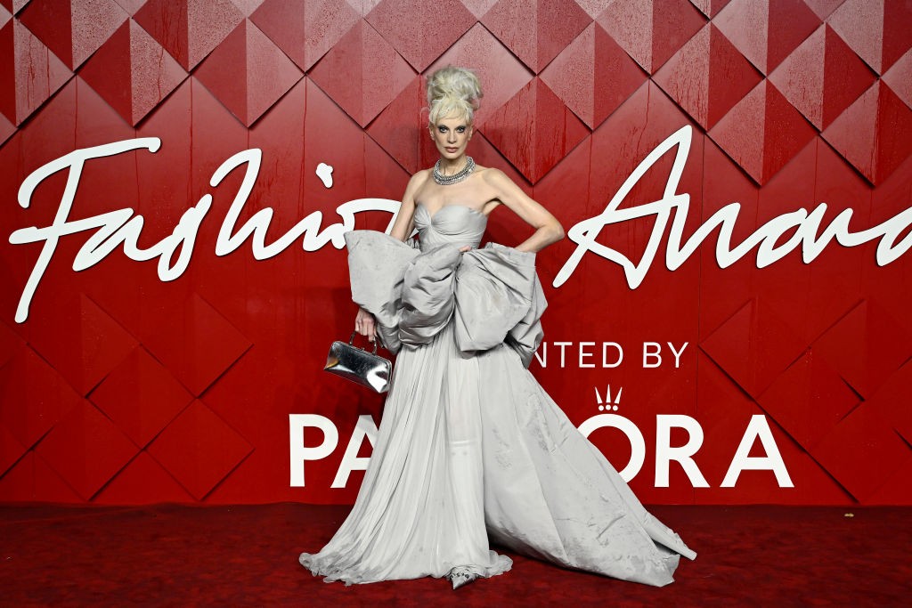 Fashion Awards 2023: Anne Hathaway brilha com vestido vintage e joias ...