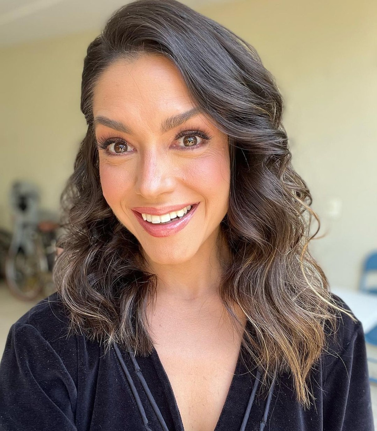 Thais Fersoza exibe novo visual e ganha chuva de elogios