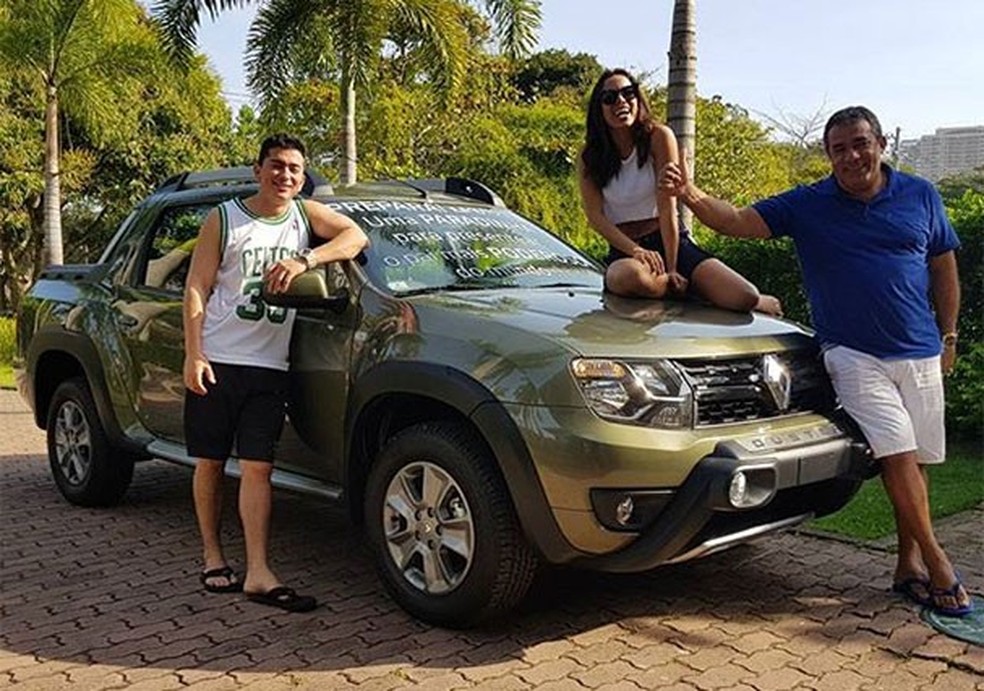 Em surpresa, Anitta presenteia o pai com picape de R$ 70 mil