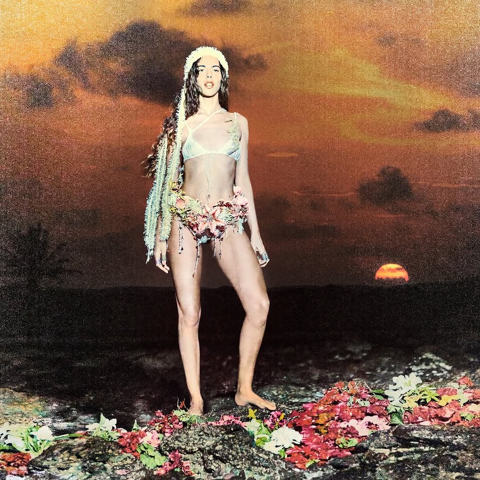 Marina Sena posa com biquíni ousado e revela data de novo álbum