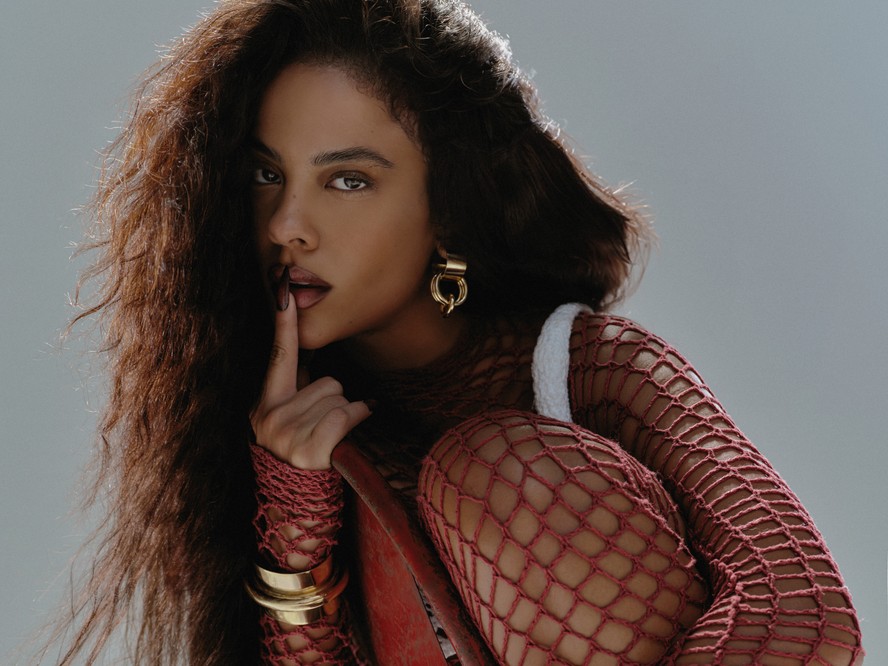 Bella Campos é a capa de abril da Glamour