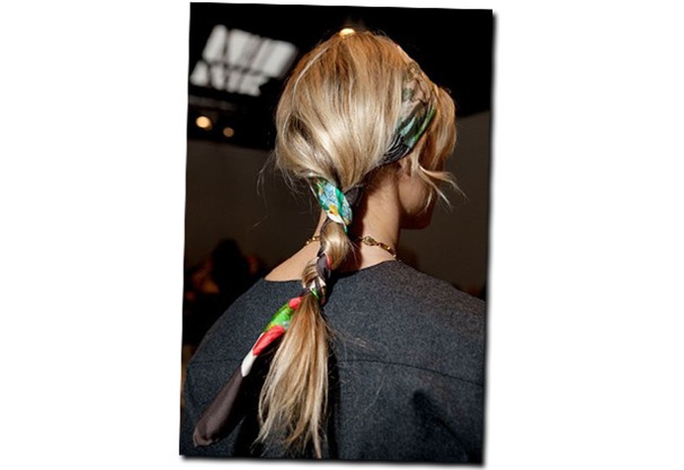 Três maneiras fofas e superpráticas de usar lenço no cabelo