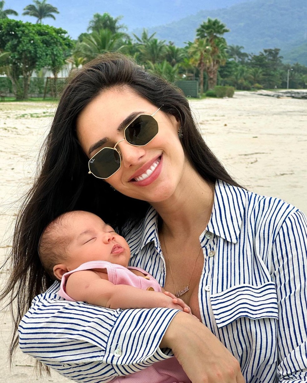 Bruna Biancardi aproveita dia na praia com Mavie em Mangaratiba