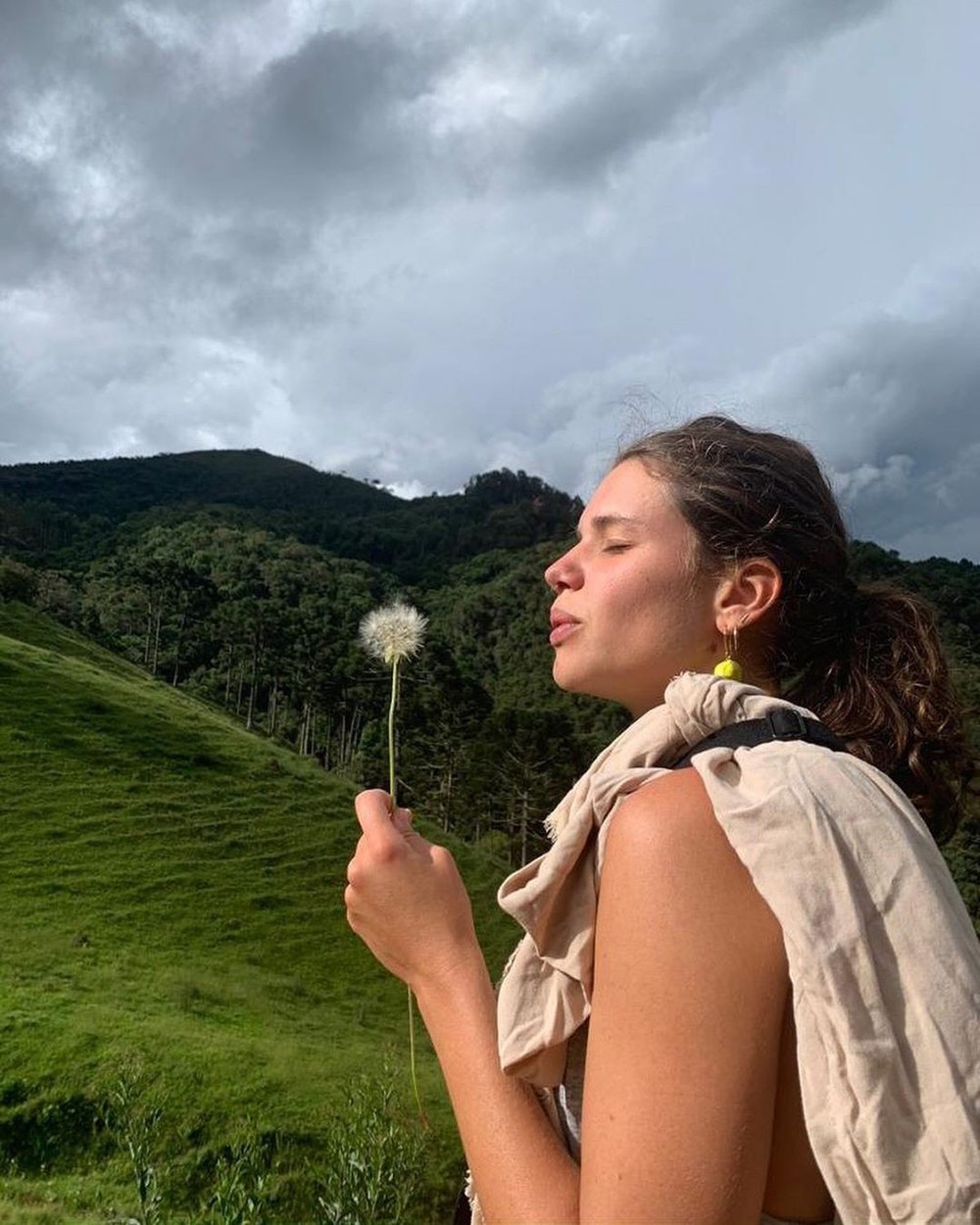 Bruna Linzmeyer aparece poética nas redes sociais