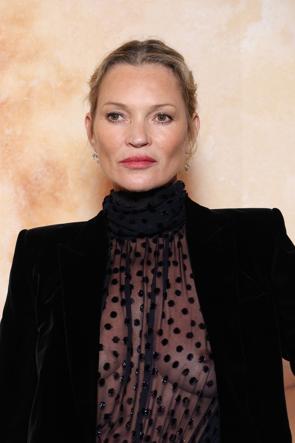 Kate Moss Aposta Em Look Revelador Para Desfile Da Saint Laurent