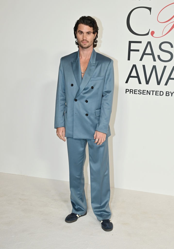 Demi Moore chega radiante para premiação de moda em Nova York