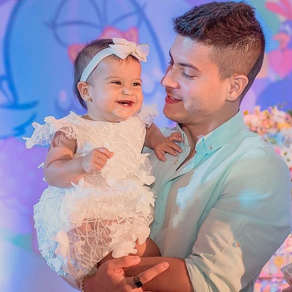 Arthur Aguiar se derrete com sorriso da filha: 'Coisa gostosa'