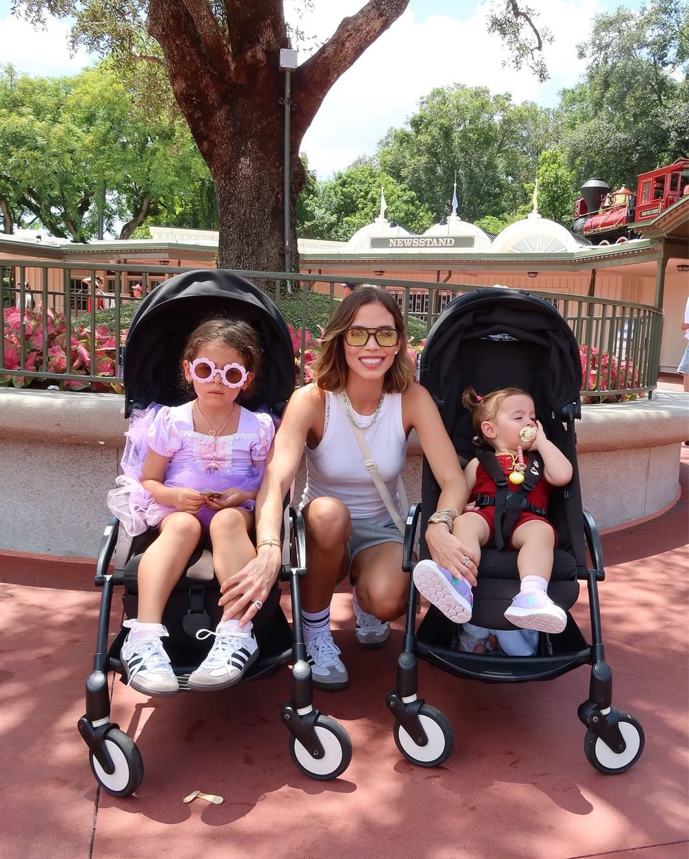 Carol Batista mostra as filhas se divertindo na Disney: 'Tudo por elas'